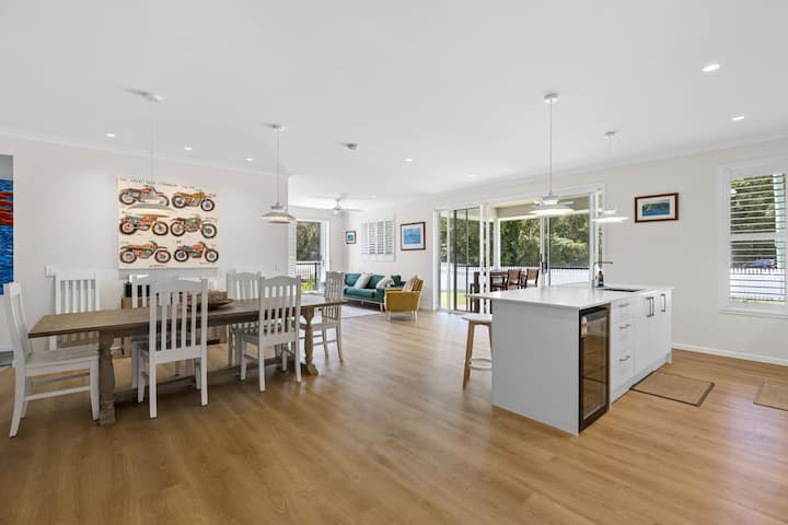 The White House - Rainbow Beach