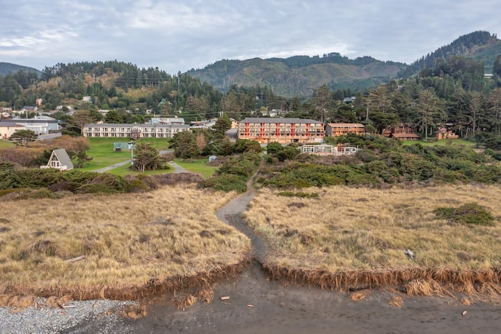 Resort Condo! Beachcomber's Dream! - Gold Beach, OR