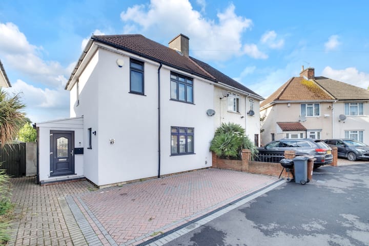 4 Bed House-garden-parking-15 Min Elizabeth Line - Ilford