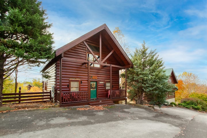 Serene Cabin Retreat: Hot Tub, Games & Cozy Charm - Sevierville, TN