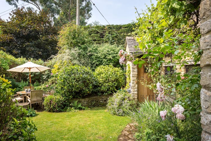 Dog Friendly Cotswold Cottage - The Forge - Stow-on-the-Wold