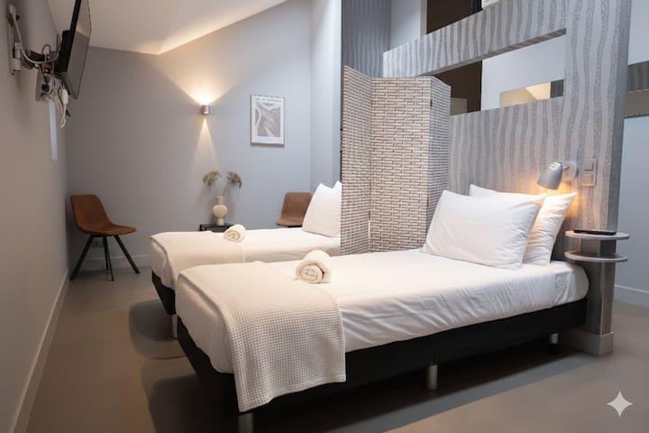 24 Couchages ! 12 Salles De Bain, Méga Cuisine - Oss