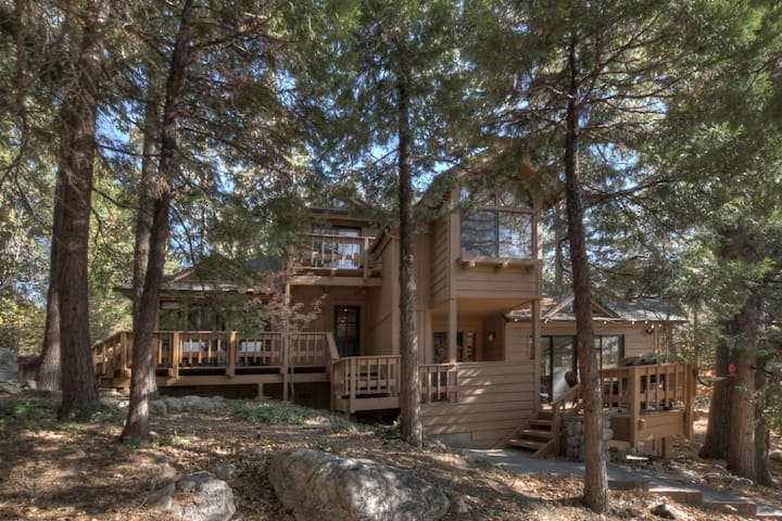 Treehouse W/ Hot Tub | Private Decks | 3br - Lake Arrowhead, CA