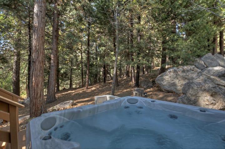 Treehouse Hideaway W/ Spa & Views | Sleeps 8 - Lake Arrowhead, CA