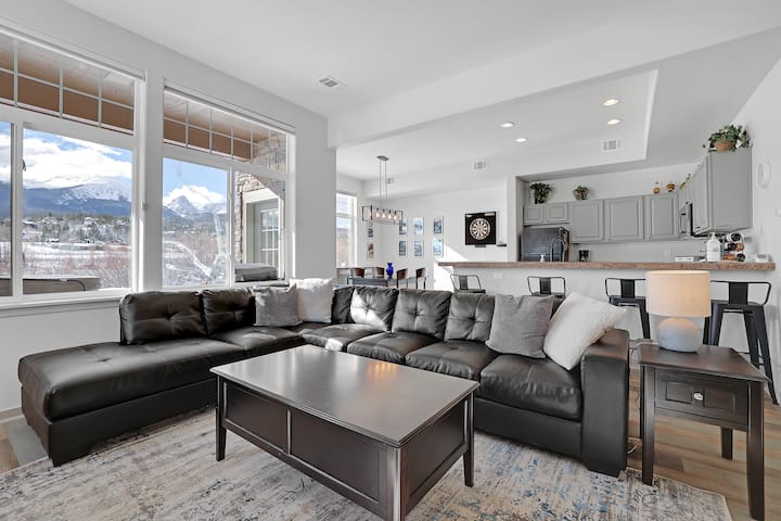 Townhome With Private Hot Tub On The Pond - Silverthorne, CO