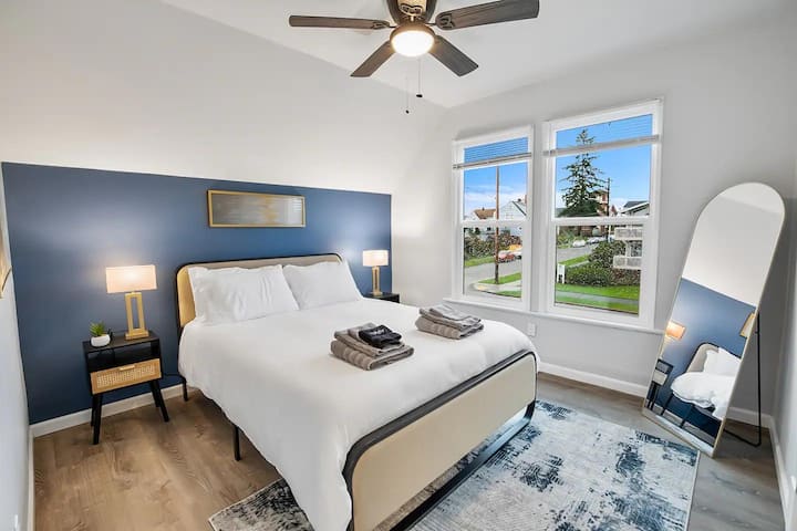 Charming Historic 2-bedroom W/ Modern Touches - Everett, WA