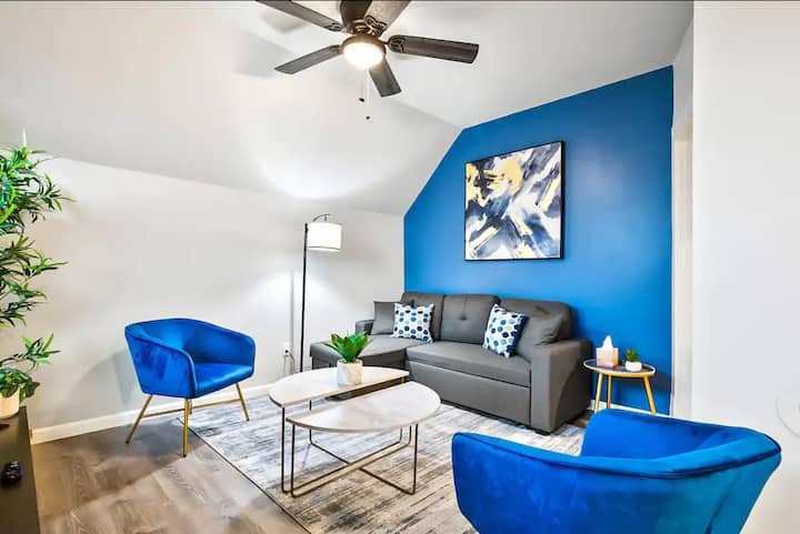 Charming Historic 2-bedroom W/ Modern Touches - Everett, WA