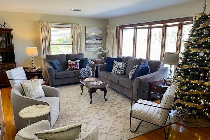 Classic Lakeside Vacation • Sleeps 9 - Marion, IL