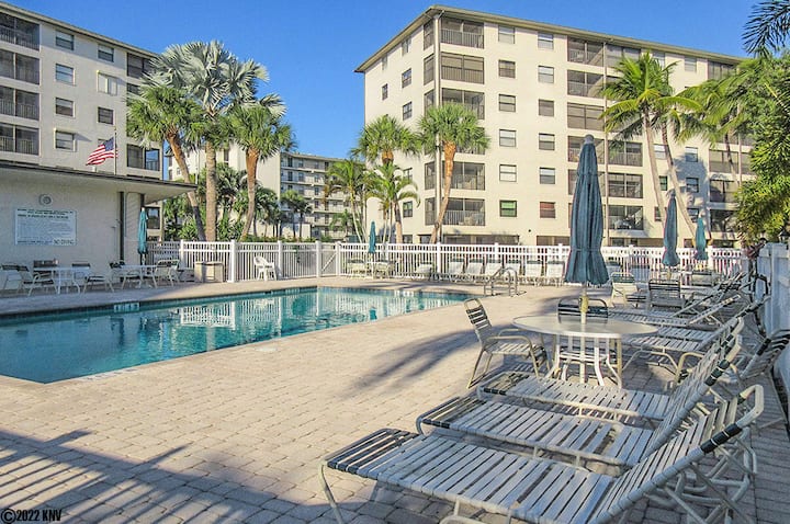 Bargain On The Island! 2b/2b Condo Walk To Beach! - Fort Myers Beach, FL