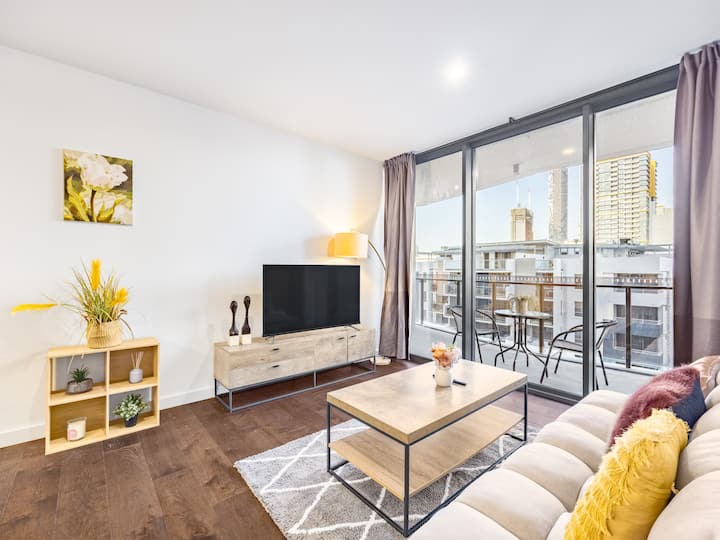 Cbd 3b2b Suite Near Everything W/parking & Balcony - Windsor