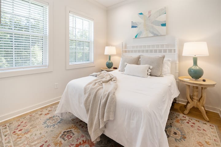 Luxury Pet Friendly Beach Home, Walk To The Beach, - Pass Christian, MS