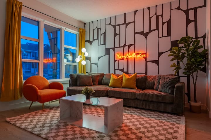 Luxury 3br Home | Near Airport | 1.5 Hour Banff - Alberta