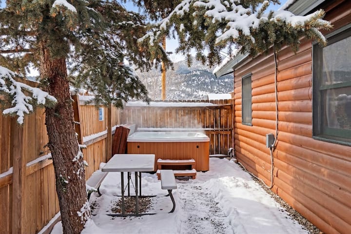 "E" Elk Cabin - Private Hot Tub! - South Fork, CO