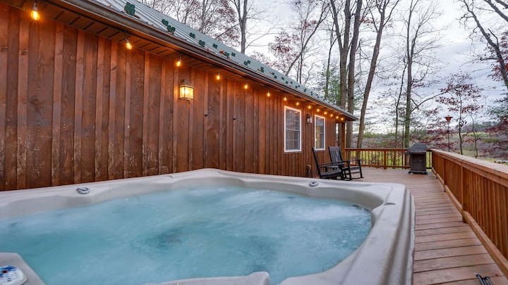 Romantic Getaway With Hot Tub, Fire Pit, And More! - Pennsylvania