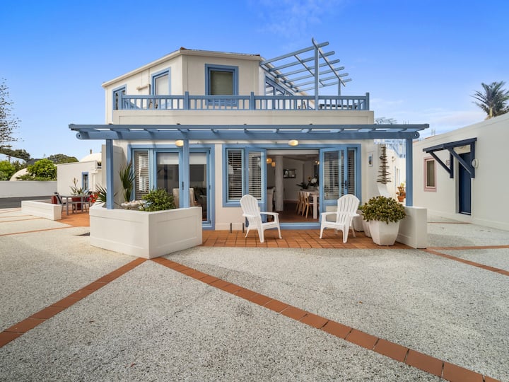 Poolside Waterfront - Orewa Oceanside Villa - Puhoi
