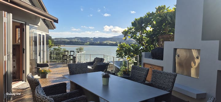 Luxurious Living + Spa - Beautifully Presented - Raglan