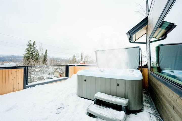 New! Luxury Downtown Condo Hot Tub & Pet Friendly - Whitefish, MT