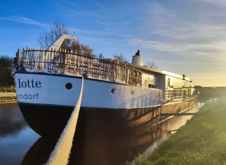 Hausboot Lieselotte Fuer Bis 8 Personen - Neuhaus