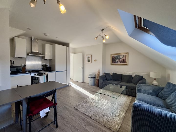 Egham Stylish Two Bedroom Apartment - Staines