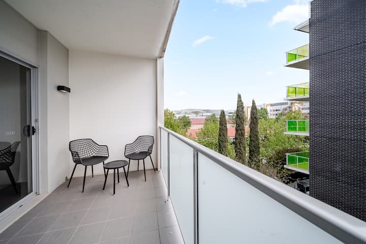 Lakeside 1-bed With A/c, Parking & Balcony - Canberra