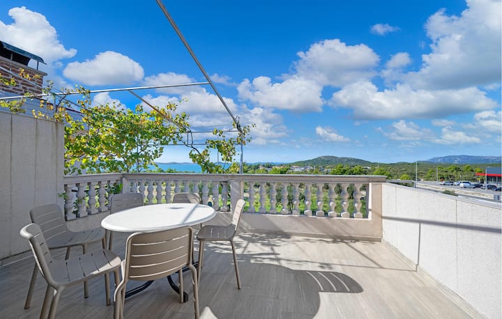 Stunning Apartment In Pirovac With Wifi - Jezera