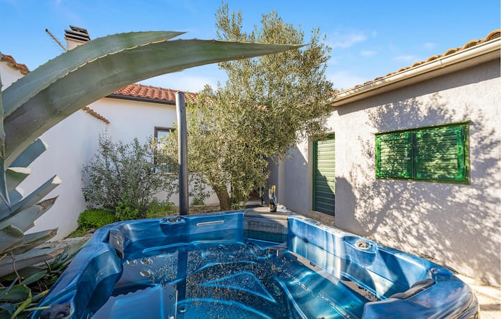 2 Bedroom Nice Home In Jezera - Pirovac