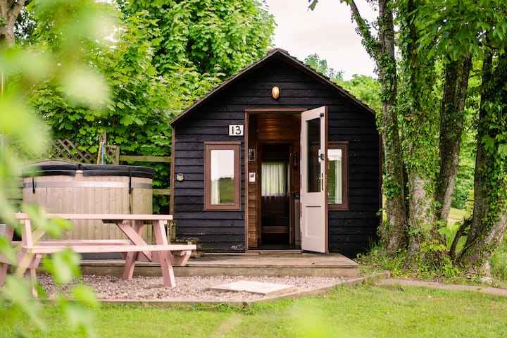 Rustic Log Cabin With Hot Tub - Elgin