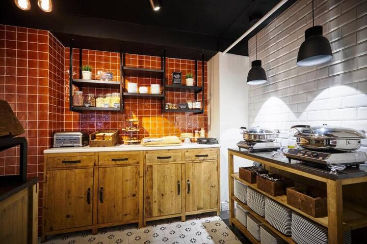Elegant Room W/ Kitchenette Steps Away From Beach - Ostende