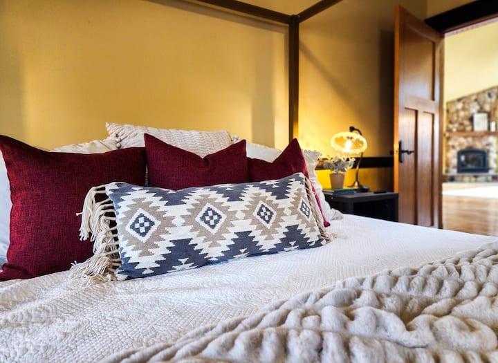 Heated Massage Chairs• Stunning Valley View • 6bd - Galena, IL