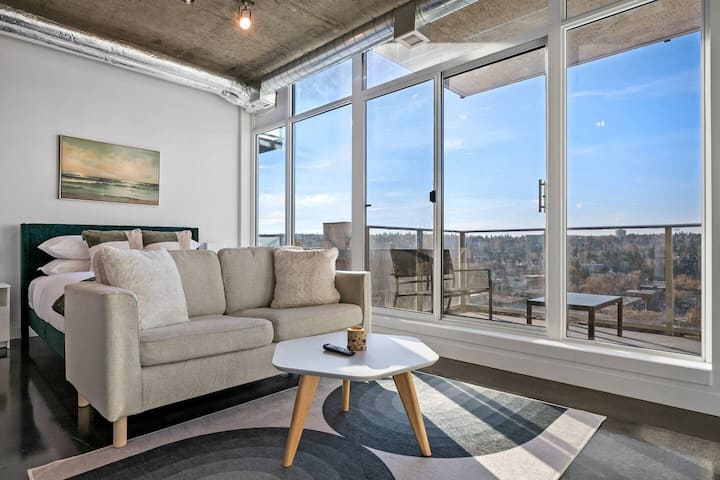 Modern Beltline Studio Balcony Views – Near 17th - Calgary