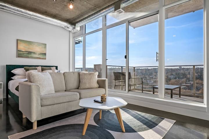 Modern Beltline Studio Balcony Views – Near 17th - Calgary