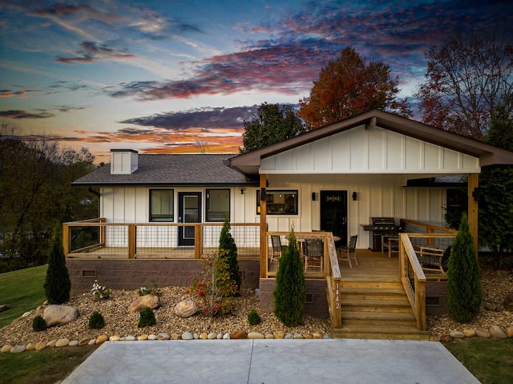 Luxurious Riverview Cottage - Sevierville, TN