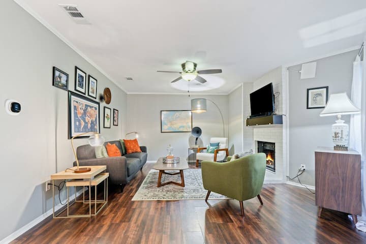 Spacious Room *Private Bath* - Austin, TX
