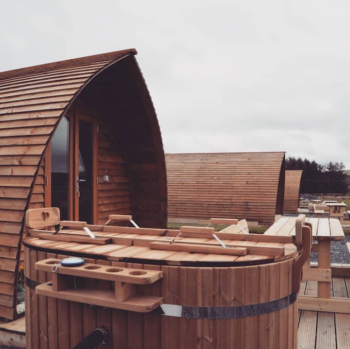 Romantic Cosy Glamping Cabin With Luv Tub - North Wales