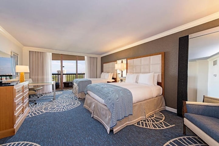 Three Family Rooms W/ Balcony & Stunning Views - Naples, FL