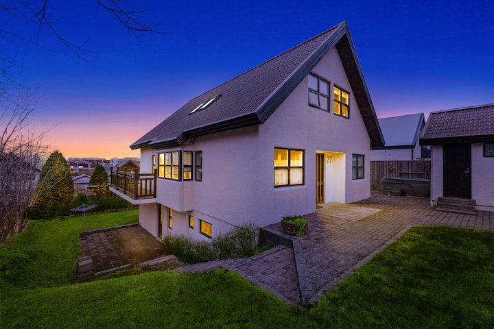 Inviting 2br Haven In The Heart Of The Suburbs - 冰島