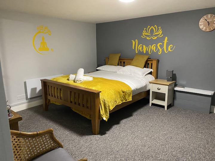 Room 4 King Bed-ensuite With Walk In Shower - Towcester