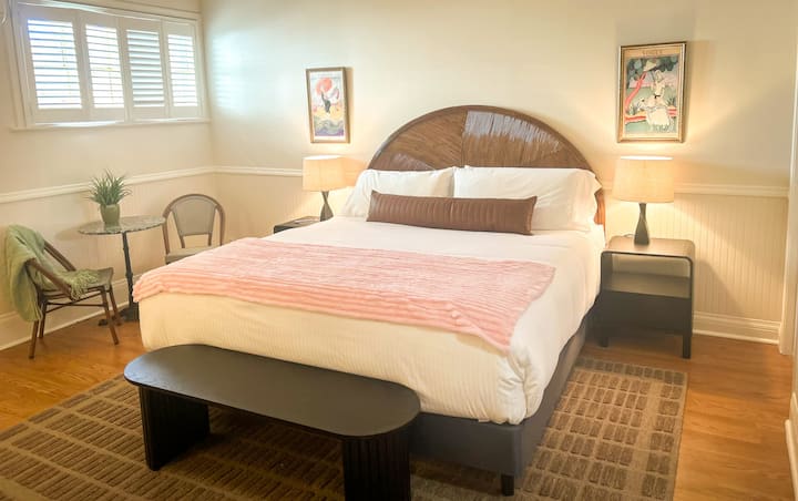 Swank Boutique Suites | King With Soaking Tub - Ashland, OR