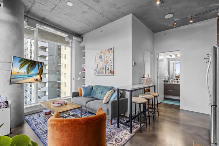 Executive 2br | 30+ Stays | Workspace | Views - Calgary
