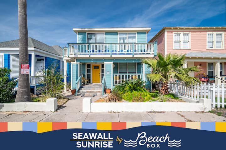 Seawall Sunrise: Near Beach & Restaurants! - Galveston, TX