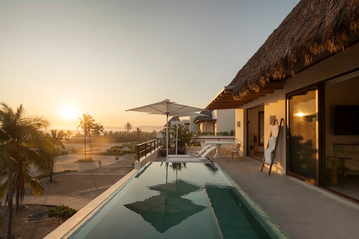 Zihuatanejo 4br • Artful Beach Villa + Pool - Playa Blanca