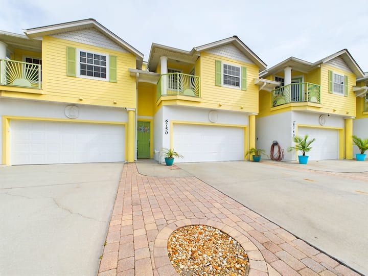 Coastal Bliss Retreat - Beach Vibes & Rockets - Cocoa Beach, FL