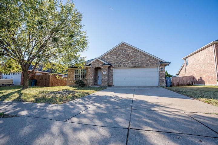 Cozy & Spacious 4br Home Away From Home - Roanoke - Roanoke, TX