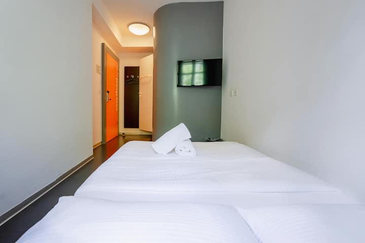 Low-cost Economy Room • Zürich • City & Adventure - Zurich, Switzerland