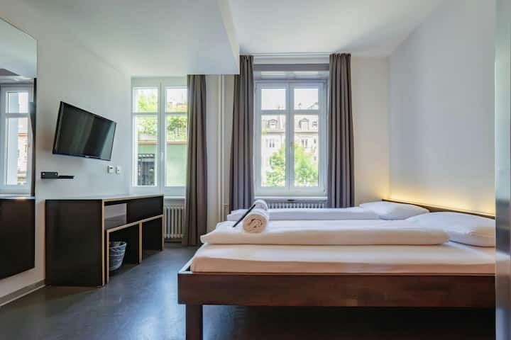 Easyhotel • Twin Room • Zurich Centre - Zúrich, Suiza