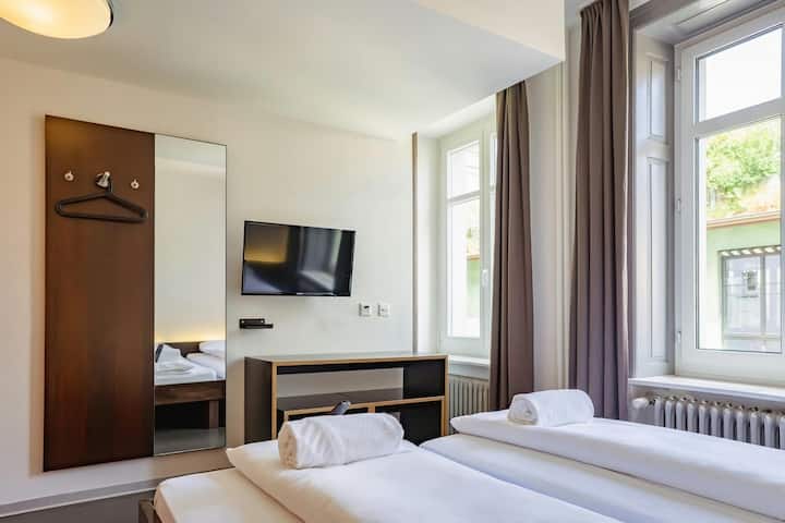 Central Zürich • Twin Room • Budget-friendly Stay - Zurich