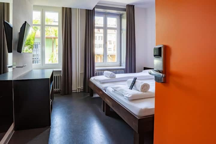 Central Zürich • Twin Room • Budget-friendly Stay - Zúrich