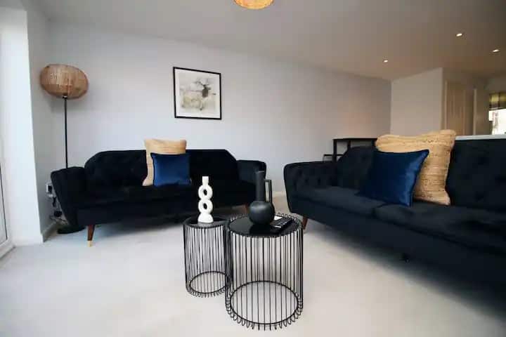 Seymour Way (Stunning 4 Bed With Free Parking) - Chepstow