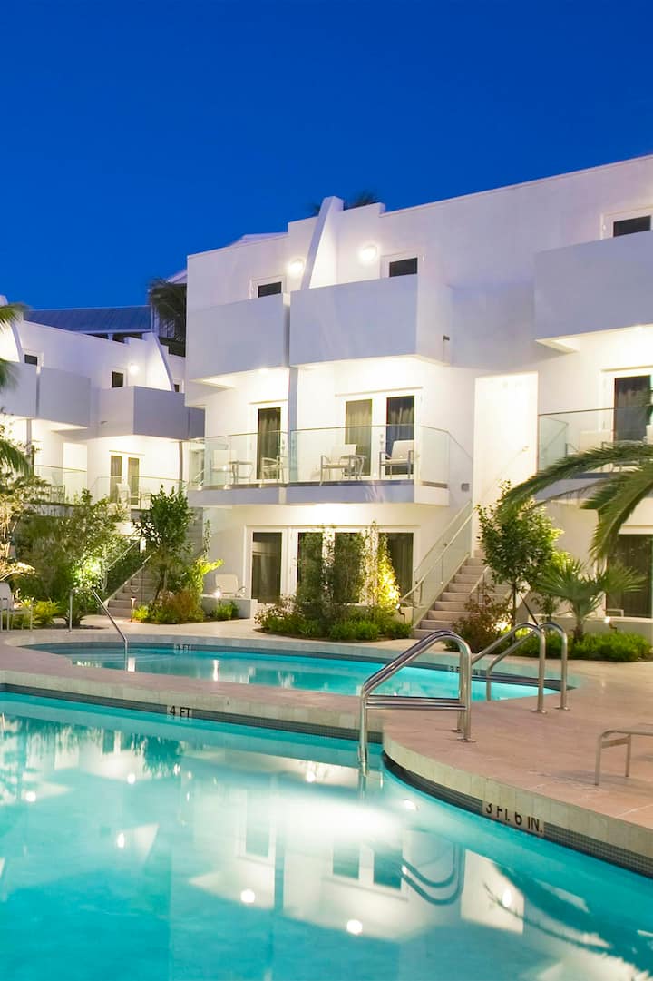 2-queen Bedroom Bi-level Villa With Pool View - Key West, FL