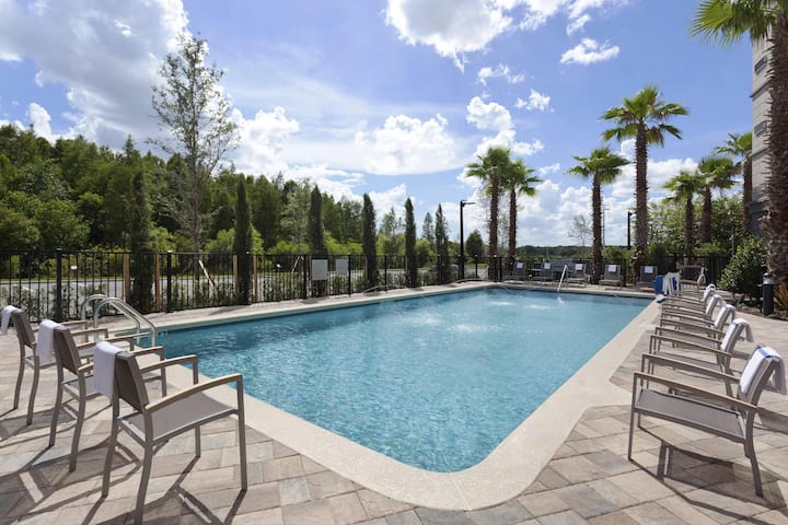 Enjoy 3 Spacious Suites With Easy Access To Parks - Orlando, FL